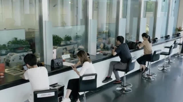 银行错将储户500块存款打成50000,储户一天内取走花光,是谁的责任