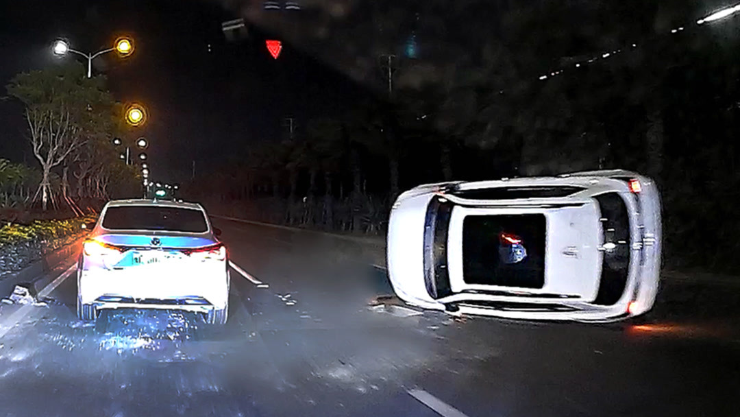 交通事故合集:又见喇叭当刹车,女司机上路尴尬了