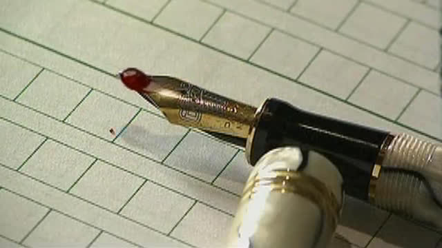 作家得到一支神奇钢笔,握住它能才思泉涌,却需要人血做墨水