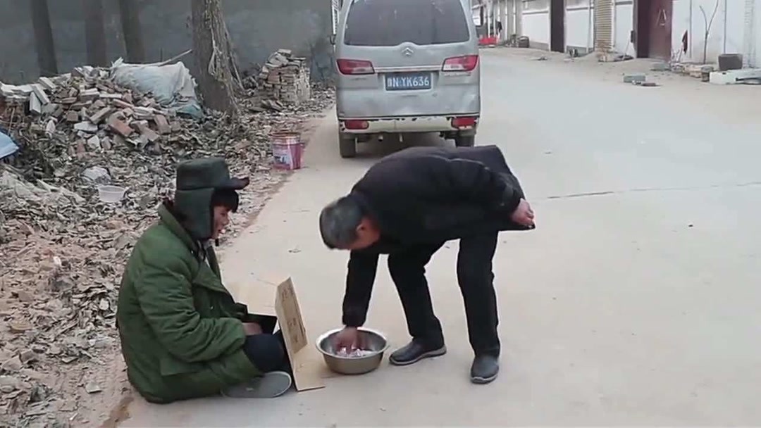 乞丐街边乞讨,有人送钱有人送车,这小伙厉害了直接送媳妇儿