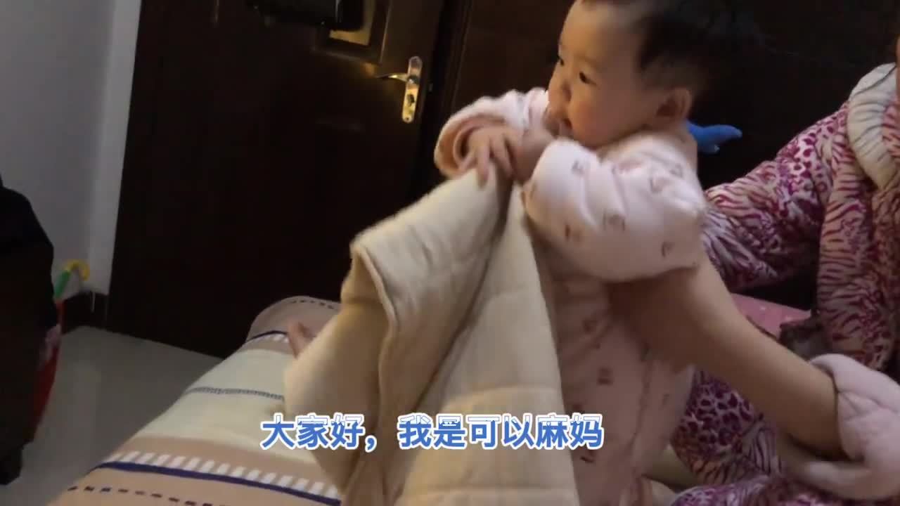 大年初三宝宝想出门,自己拿着小被子出门,姥姥大笑