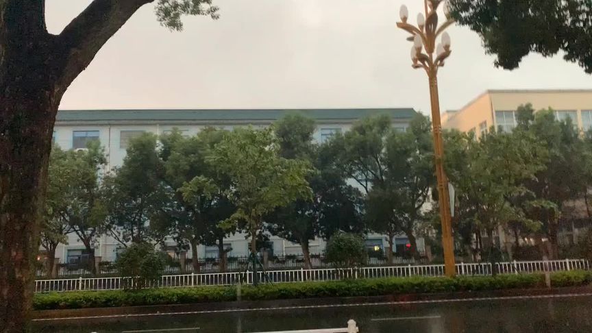 台风“灿都”(超强台风级) 21.1°N,121.7°E,风速16级