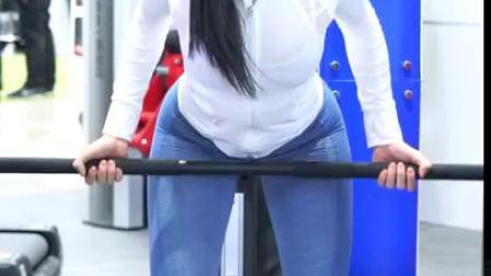 健身美女演示塑型锻炼,健身器械使用方法