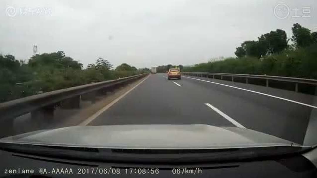 行车记录仪实拍日产逍客错过高速匝道口在快车道危险停车