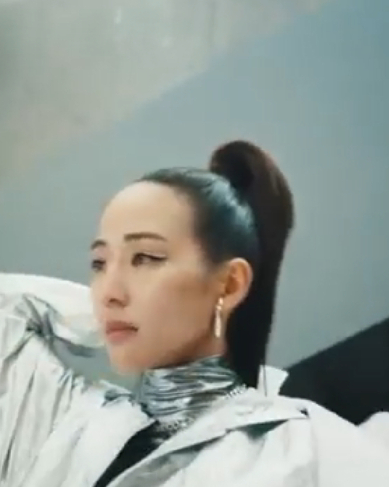 ...小蝙蝠袖以及特别的双向拉链设计,低调加分潮人出街、运动造型,不仅...