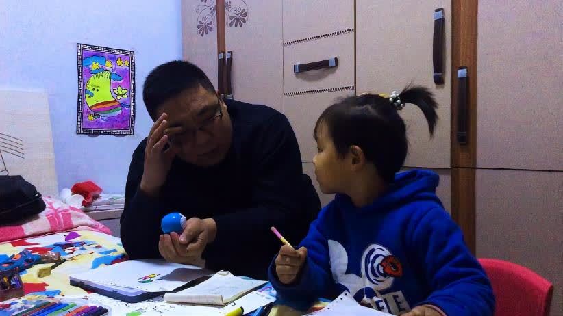 爸爸教五岁女儿画机器猫,看看咋画的,真有趣