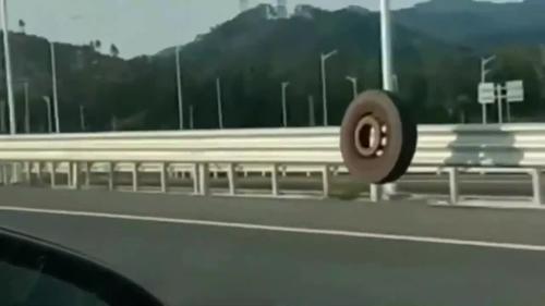 在高速上一个滚动的轮胎,跑的很有节奏感