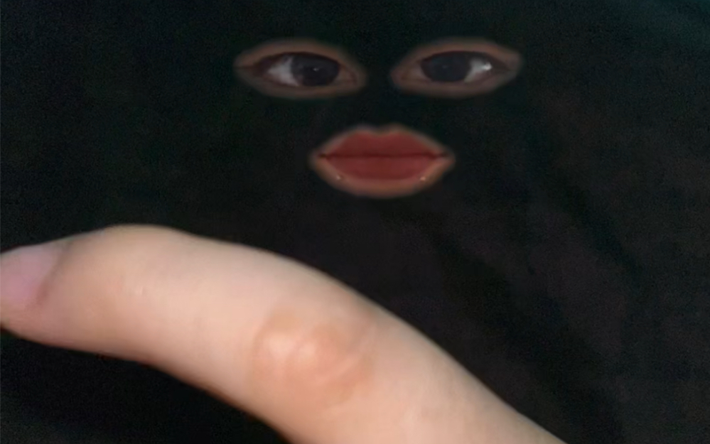 经常用小指撑着手机屁股玩手机的下场