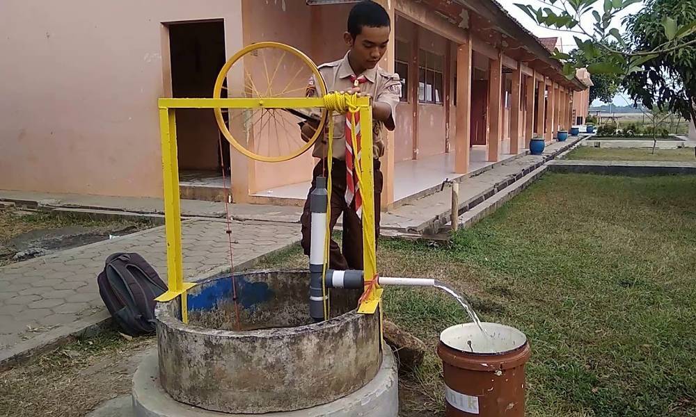 16岁大学生发明手动抽水泵,不用油不用电,20元造一台