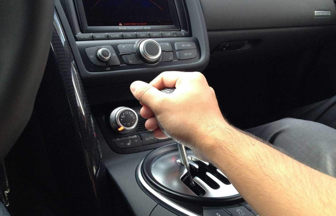 新手开手动挡车,死活也挂不上挡,老司机一看就笑了!