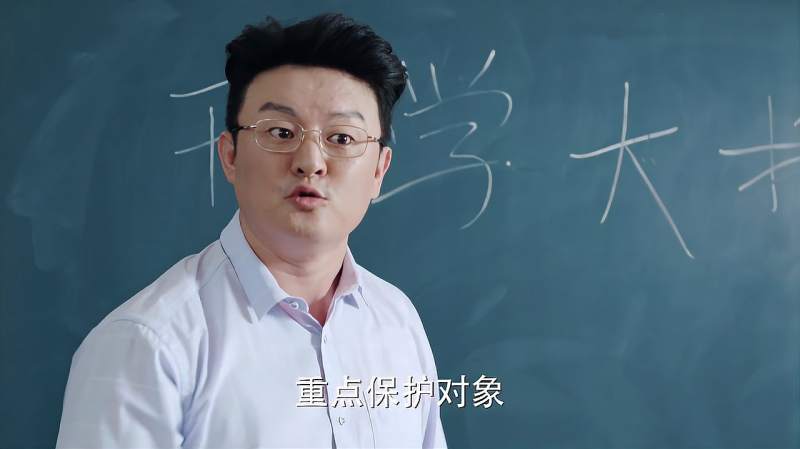 帅气学霸遭体育生挑衅,谁料学霸直接用计算器打CS,体育生傻眼了