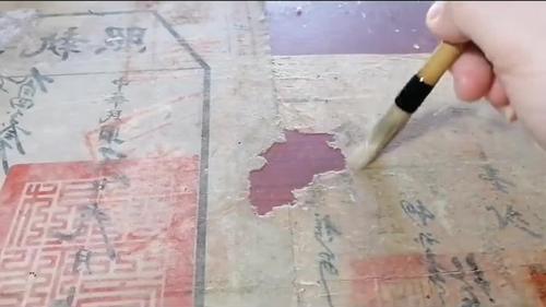 古籍修复是独特的传统手工艺,至今很少有人会做,做这项工作要有耐心才行