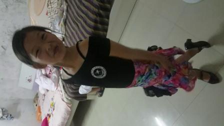 模仿大班同学的舞蹈动作