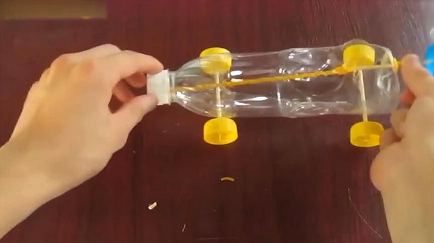 如何用塑料瓶制作橡皮筋动力车?来见识一下吧