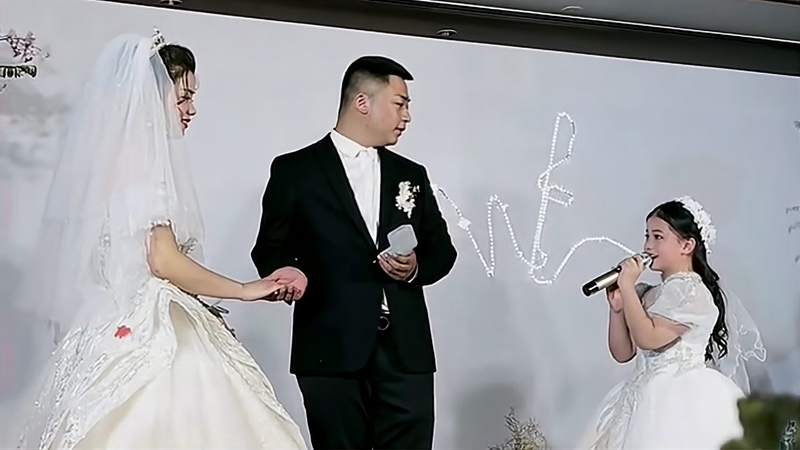 李悟在婚礼上演唱《往后余生》,嗓音优美,真好听