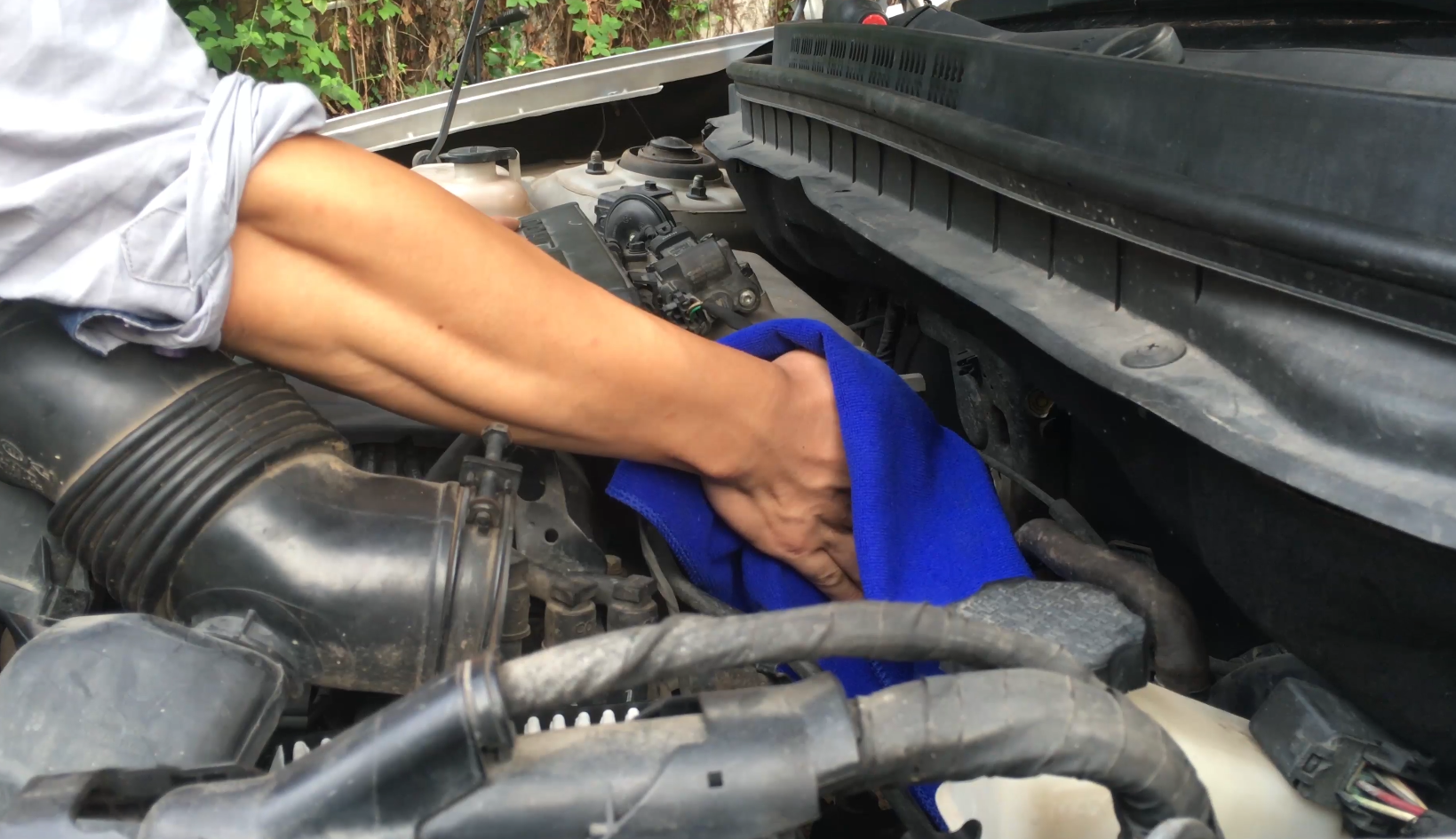 汽车怠速高怎么解决?先用手堵住节气门看看