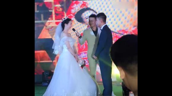 婚礼现场,司仪问新人首次亲密接触动作什么时候?新郎回答真大胆