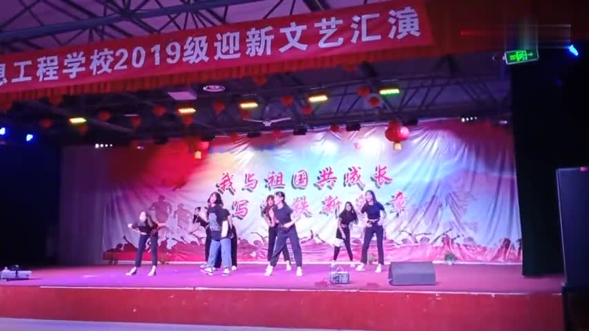 大学迎新晚会上学姐们表演舞蹈,穿长袖的小姐姐不愧是C位