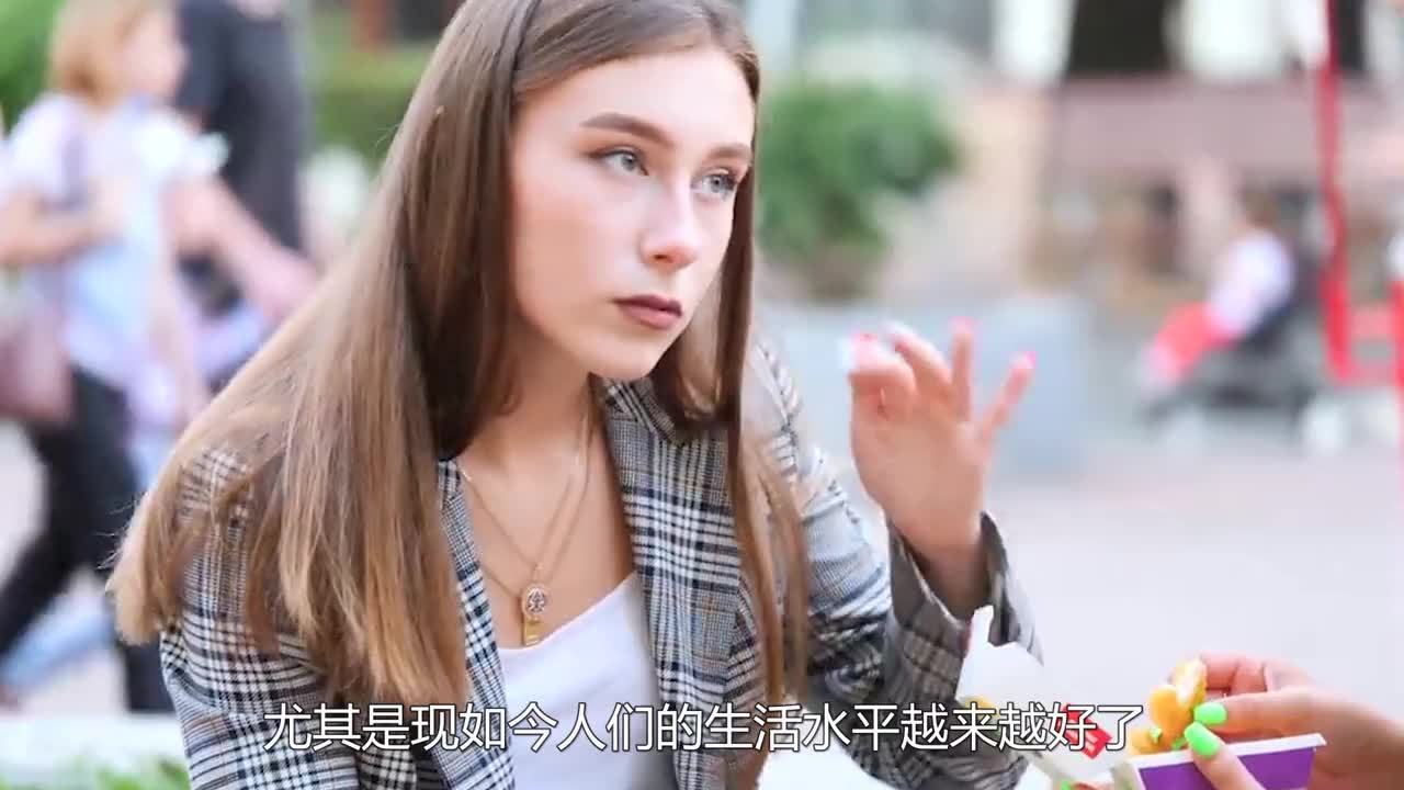 女生穿连体裤时,到底是怎么上厕所的,看完就明白了