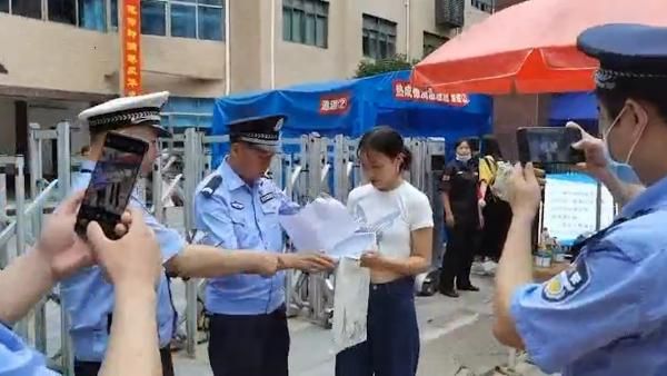 考生遗失全部高考证件急哭,民警20分钟火速补齐