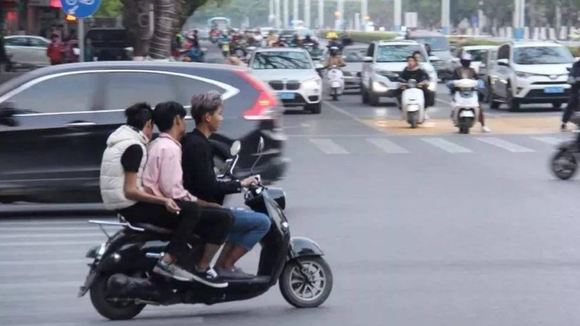 电动车后座不能带人?被抓到就会罚款?车主:那为什么要设计后座