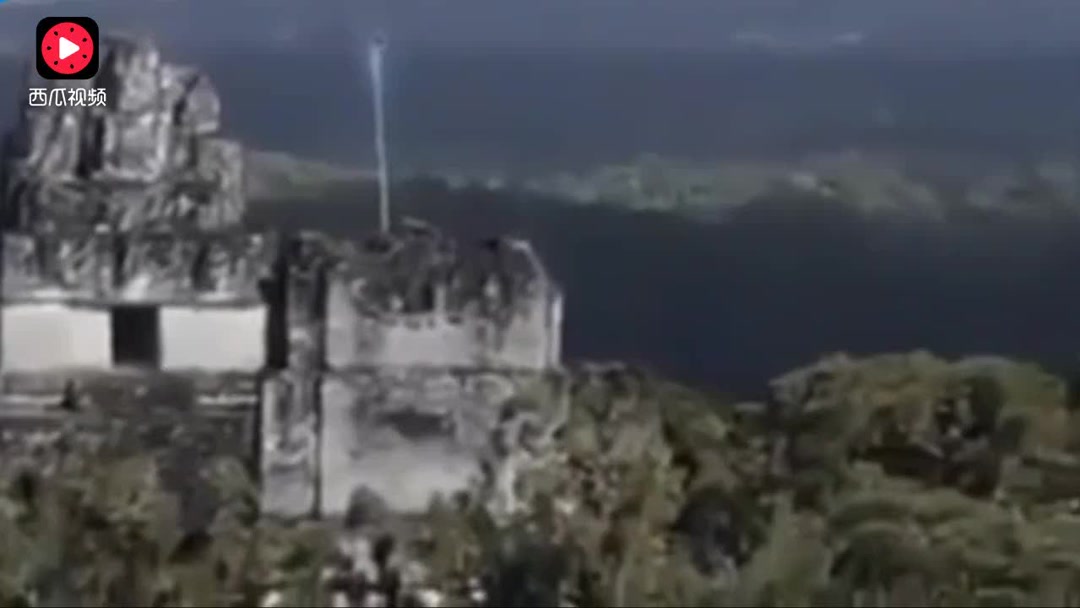 实拍男子拍到在半山腰别墅旁边山谷上方 不明飞行物UFO在吸取地球