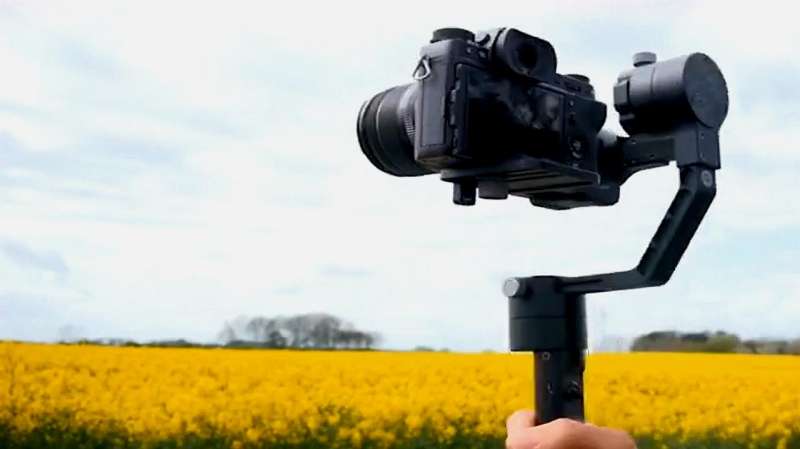 相机一个稳定支架价格昂贵,看老外将水杯放在稳定器开车有多稳!