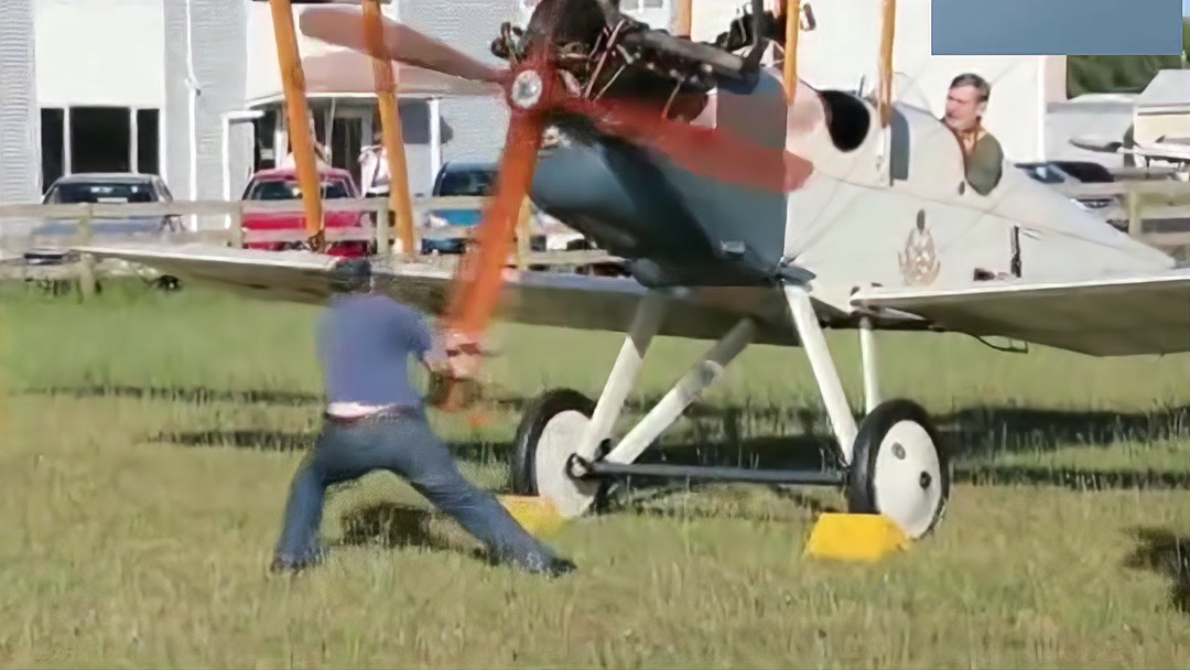 1912年的螺旋桨飞机启动的方式,是不是很特别呢?
