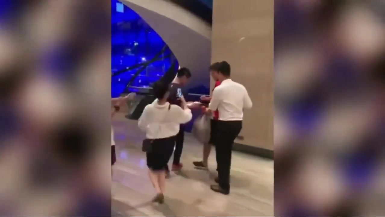 中国男篮和男足在结束训练以后 同时抵达酒店