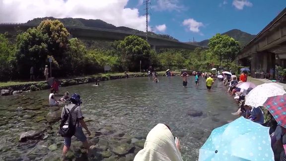 天然溪水冷泉,东岳涌泉酷夏消暑好去处,一下水透心凉!