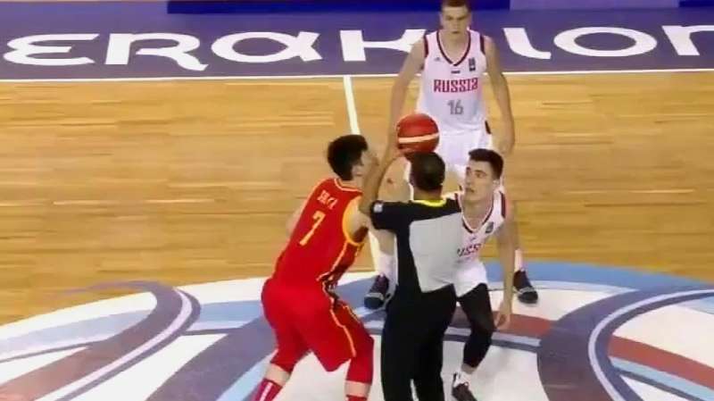 淘汰赛:U19中国男篮VS俄罗斯,身体有点吃亏,比分焦灼!