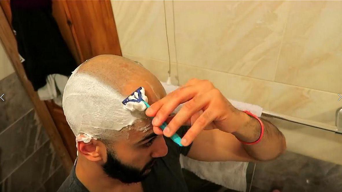 大叔囊中羞涩,在家用剃须刀剃光头,网友调侃:想看你把胡子也.