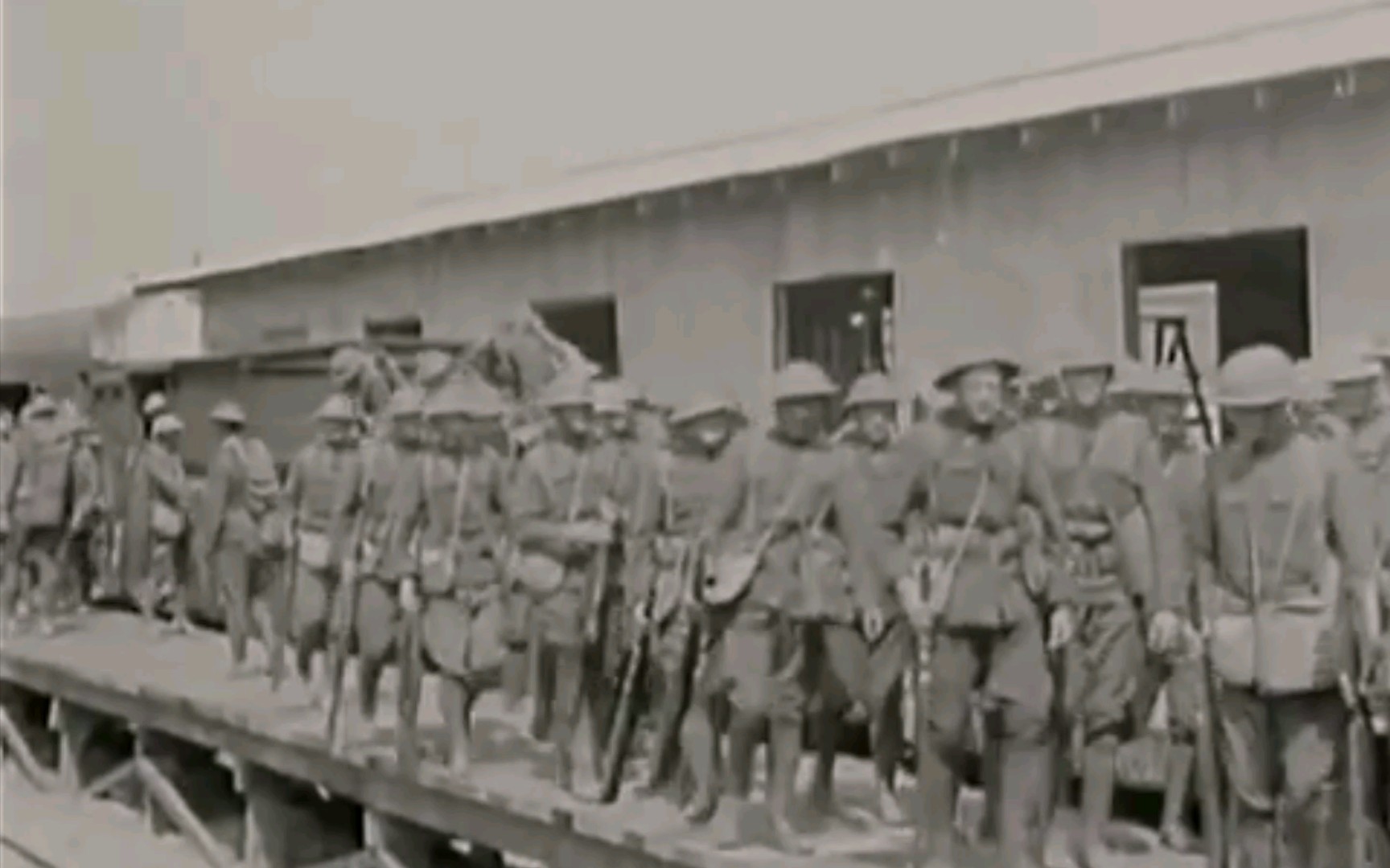 第一次世界大战期间协约国的士兵在法国各地修建窄轨铁路以便快速...