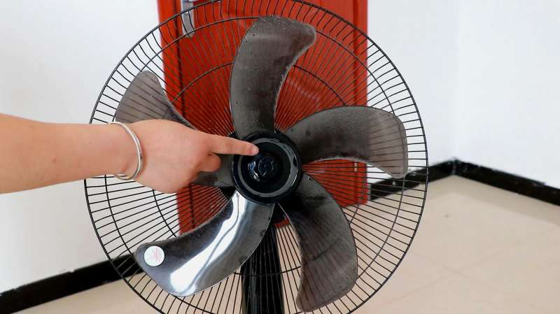 家里有电风扇的要留意,只需这一招,电风扇轻松跟新买的一样干净