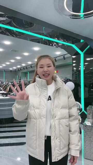 羽绒服三色可选,不跑绒,防水保暖,面料舒适,版型百搭帅气,天气变冷