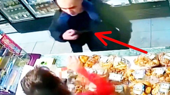 男子来超市打劫,收银大姐也不是吃素的,随手抓个计算器就应战