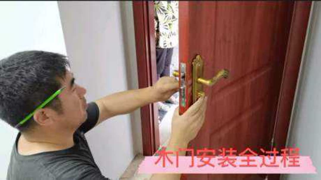 装修现场看师傅安装木门全过程,年入200000,这手艺怎么样?
