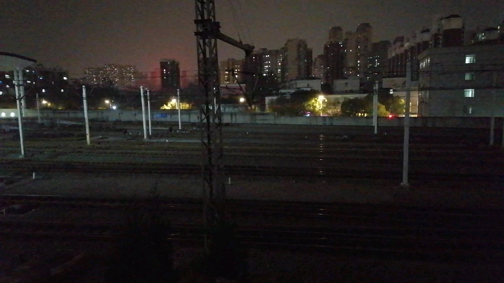 Z162次列车驶入武昌站,本务京局京段的0386号夏禾洁