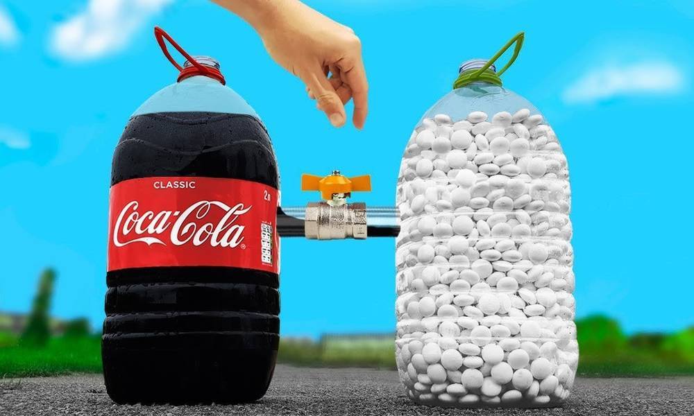 小伙用水管连接可乐曼妥思,阀门打开的瞬间,画面太炫酷