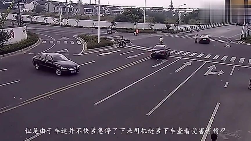 电动车闯红灯,被轿车直接撞飞,悲剧了