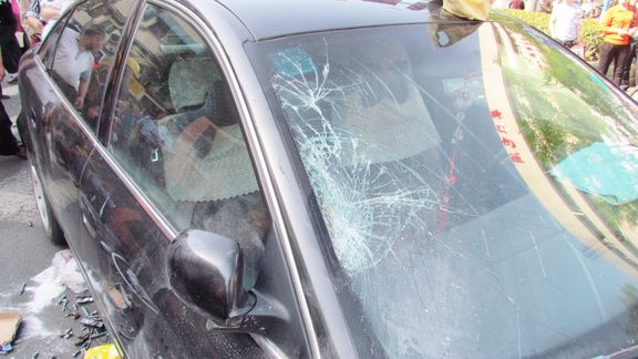 酒驾男撞人浑然不知 拖行车主拖出千米“血路”