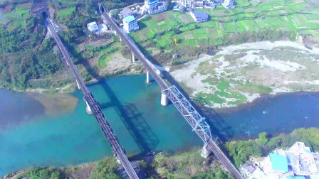 航拍湘黔铁路贵州段,绿皮火车经过大桥,一条有历史.