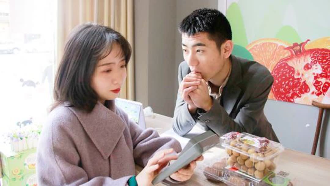 美女在水果超市购物,用计算器弹了一首生僻字,白拿走一堆水果