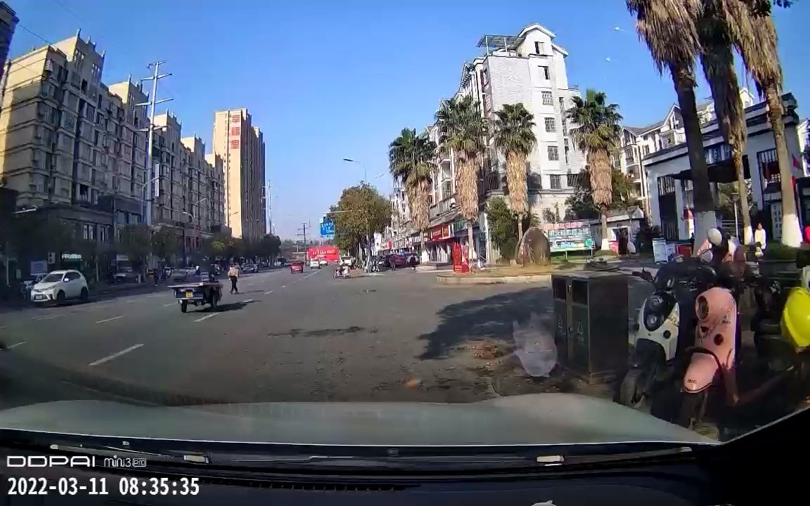 白色小车右转遇到盲区撞上电动车,这是谁的责任?