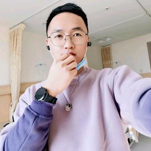身穿蓝色制服的超人 