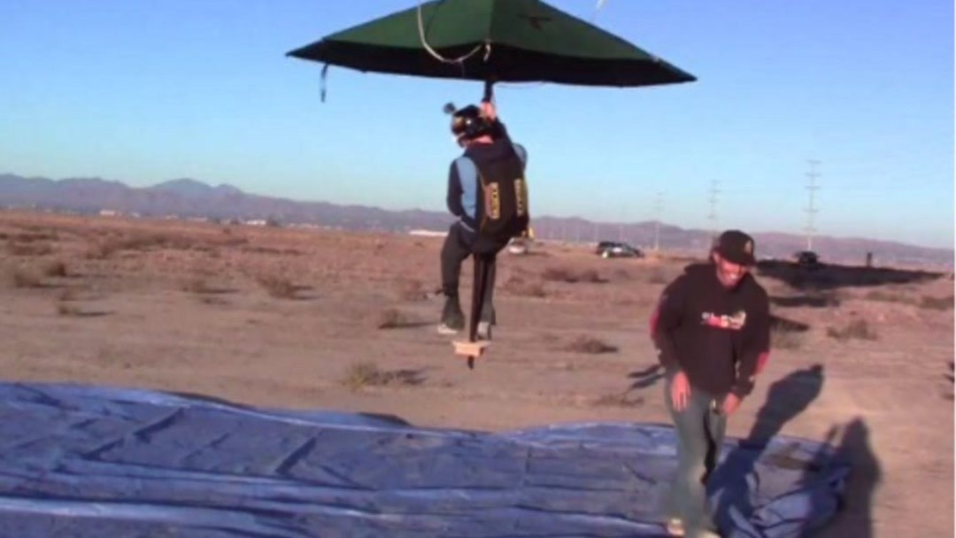 雨伞真的可以当降落伞来使用?老外亲身验证,用雨伞从高空跳下