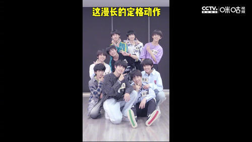 ...搭配可爱的动作,弟弟们真的都太可爱啦[打call]#TF家族百期特辑天台...