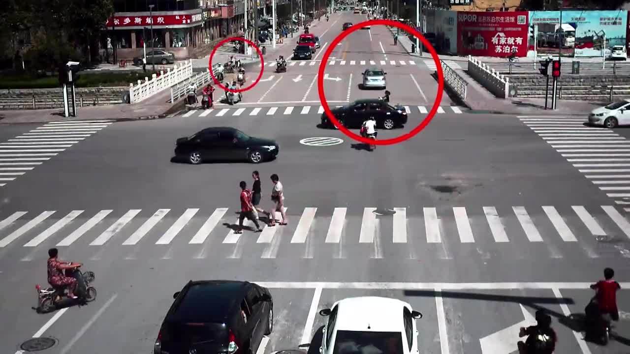 电动车飞快驶过路口,却碰到转弯的小轿车,结果悲剧了