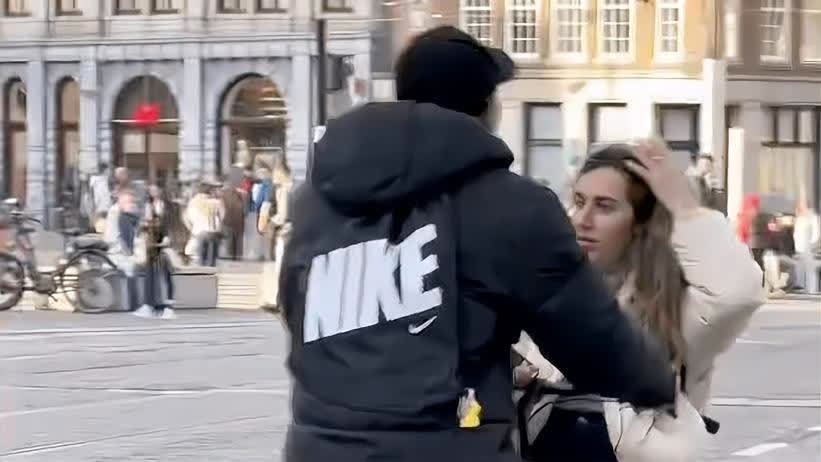 荷兰奇葩真多,最喜欢骑自行车,还坐在自行车筐里