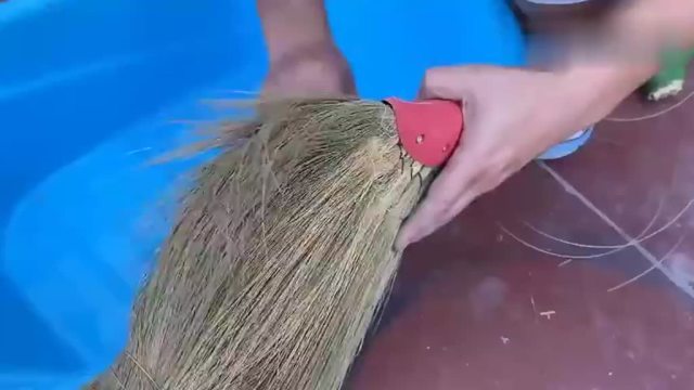 扫帚还可以这样玩,真是太聪明了,不愧是高手啊